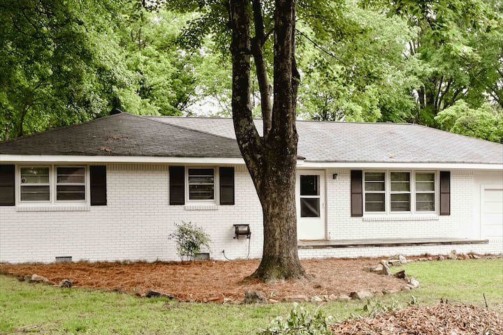 Luna's Lakepoint House - Cartersville, GA