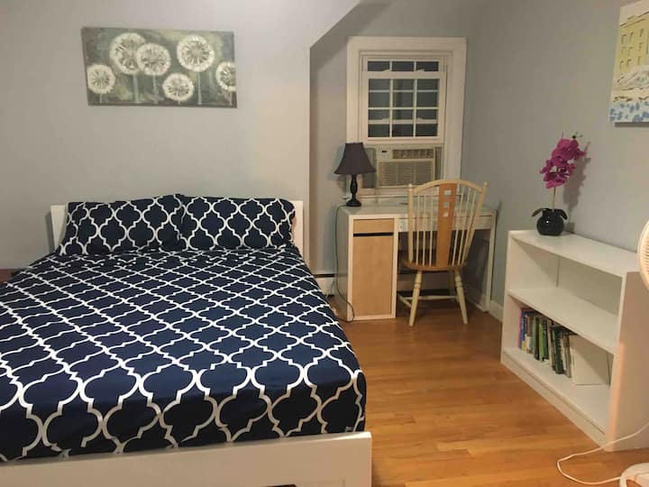 R1 Clean, Private Room Center Of Everything - Warwick, RI