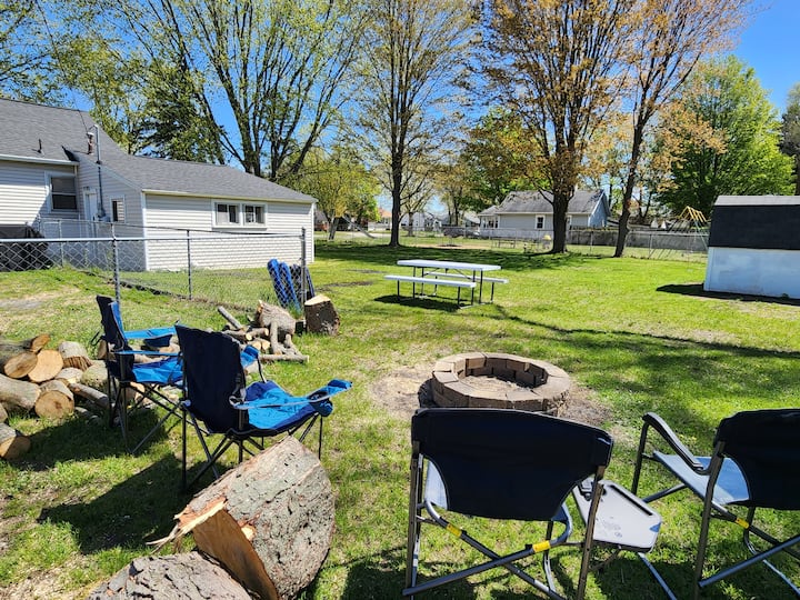 Cozy Neutral Farmhouse Welcomes Peaceful Retreat. - Muskegon, MI