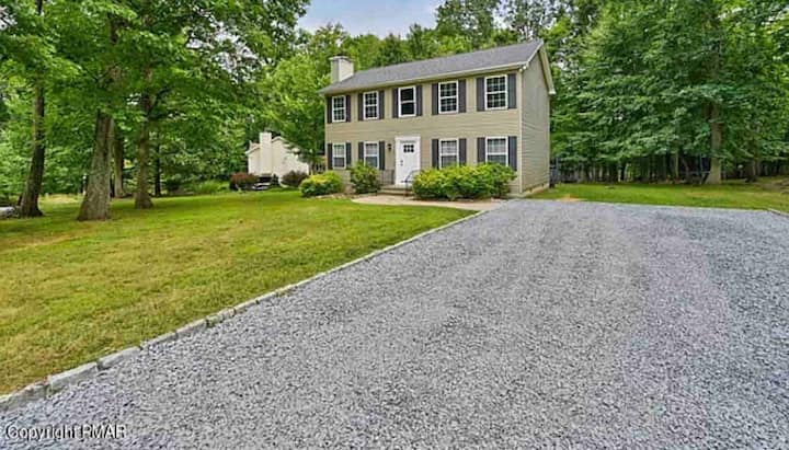 Charming Family Home W| Fire Pit, Pool Table - East Stroudsburg, PA