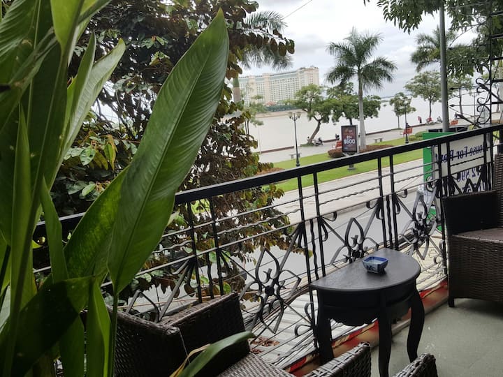 Riverside Art Apartment - Phnom Penh