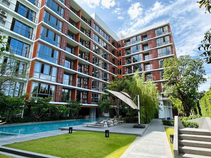 Pool/bts Ekkamai/sukhumvit/malls/bars - Bangkok