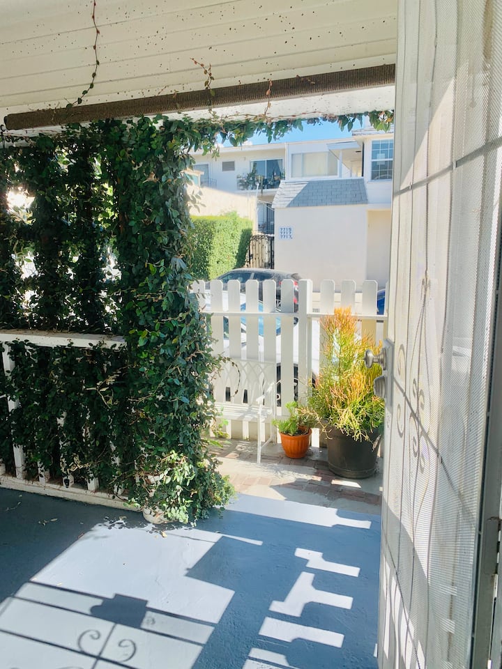 Large One Bedroom Bedroom In Weho - West Hollywood, CA