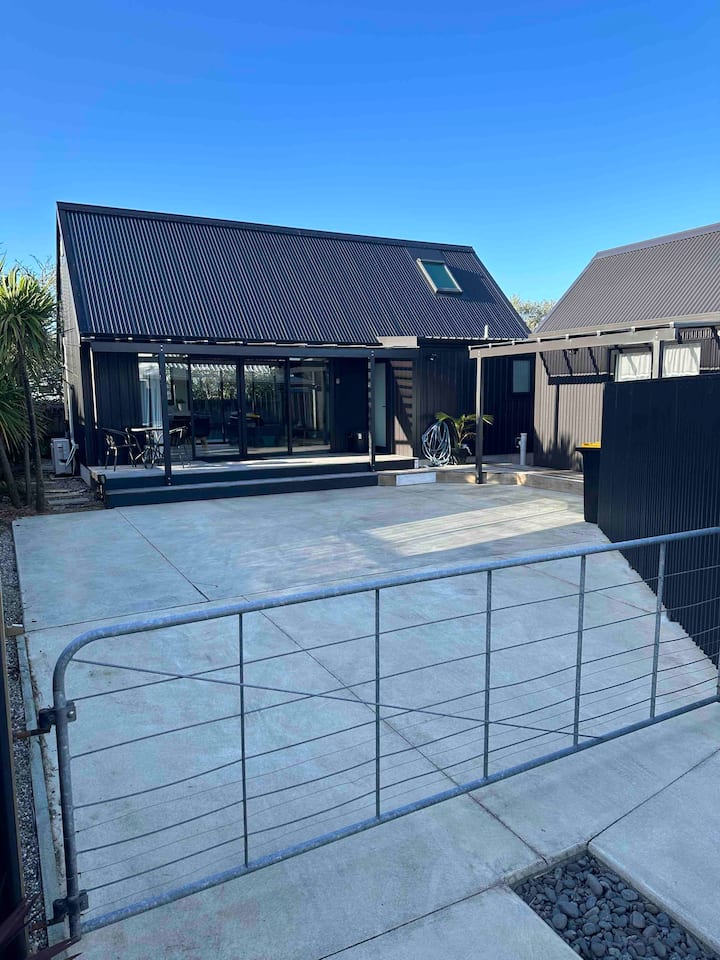 Modern Two Bedroom Oasis - Whangamatā