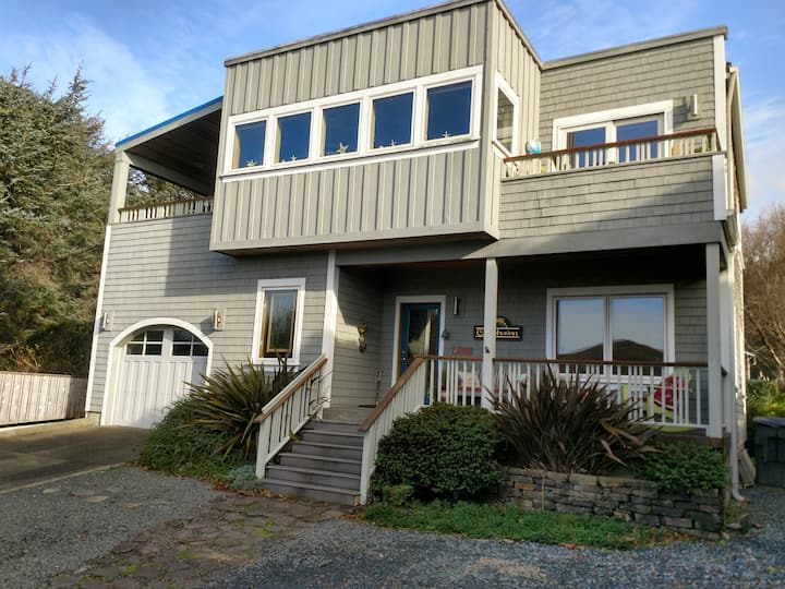 Beautiful Panoramic Ocean View Home With Hot Tub - Cannon Beach, OR