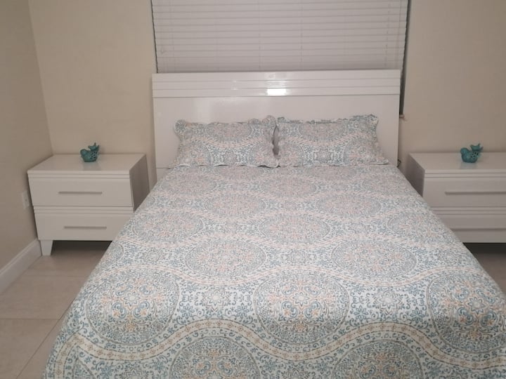 Acogedora Habitación Con Baño Dentro Y Luz Natural - Miramar, FL