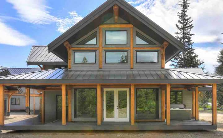 Enchanting Kelowna Cabin - Hot Tub & Sleeps 10 - British Columbia