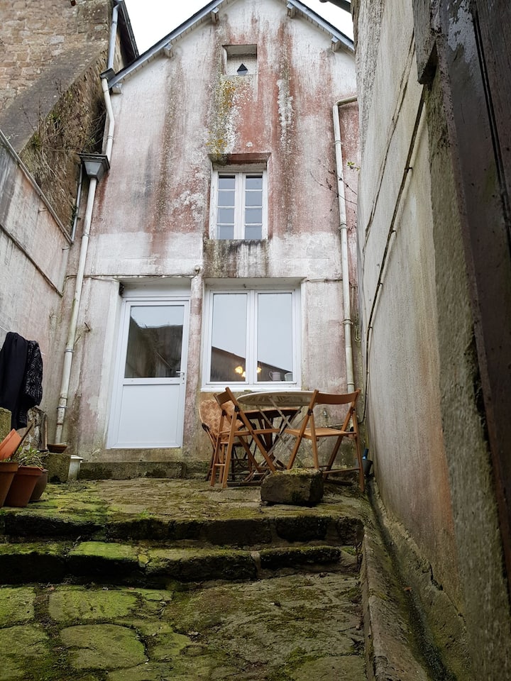 Maison De Ville Avec Cour Extérieure Privative. - Guern