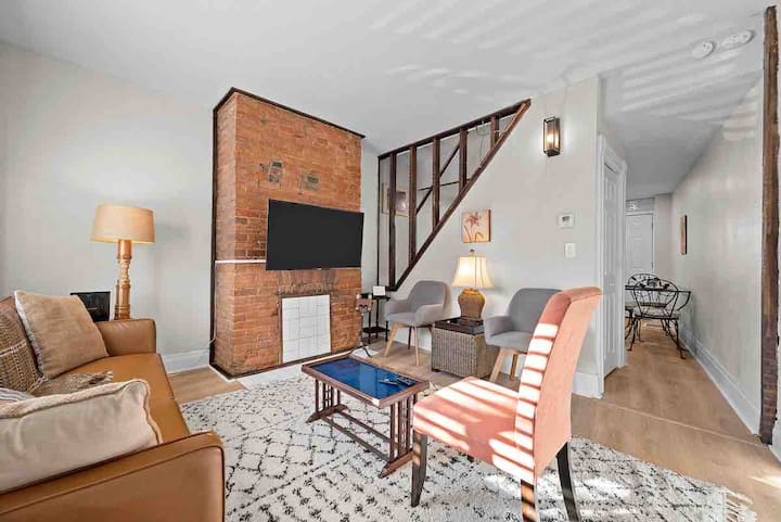 Hip & Bright 2br Lawrenceville Home -Easy Parking - Pittsburgh