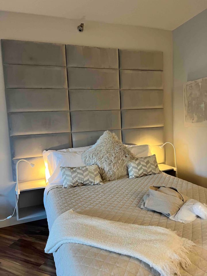 This Is A Happy Place By The Lake! - Henderson, NV