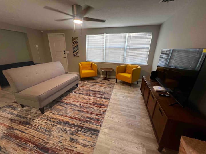 "Cozy Downtown Studio: Near Eateries & Highway" - Clermont, FL