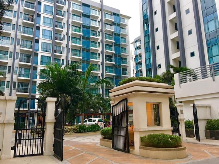 Nice Condo Across Airport W/ Netflix & Fast Wi-fi - Las Piñas