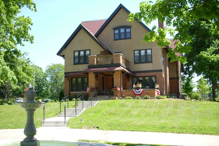 Historic Bed & Breakfast-rent For Dnc 2020 - Hubertus, WI