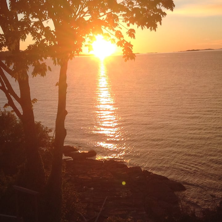 Large Oceanfront Suite - Nanaimo