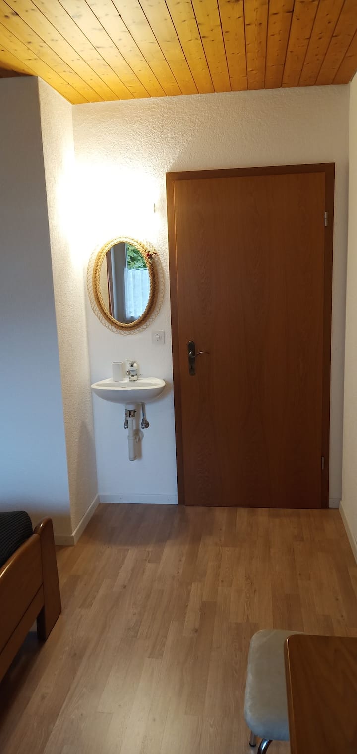 Privatzimmer An Sehr Ruhiger Lage / Free Parking - Büron