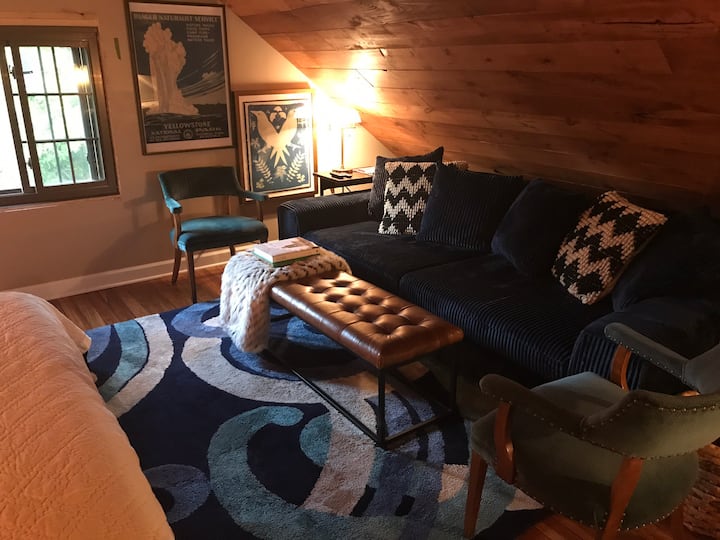 Pleasant Ridge, Stylish Cozy Attic Suite - Cincinnati, OH