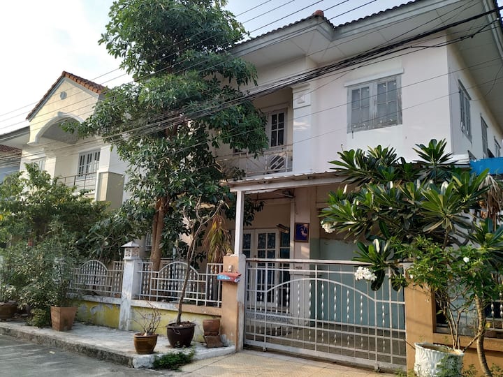 Jocking Sweet Home Calm Near Fashionisland Airport - Lam Luk Ka