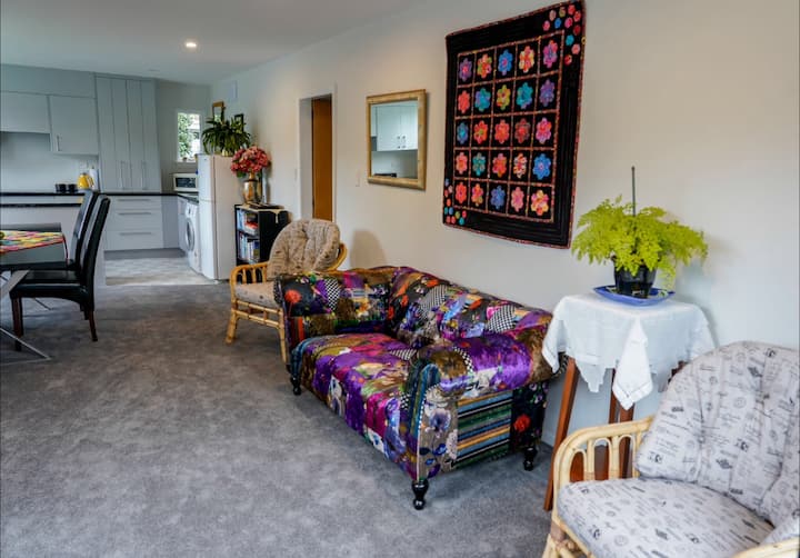 Eclectic Cottage 2 Minutes To Airport -