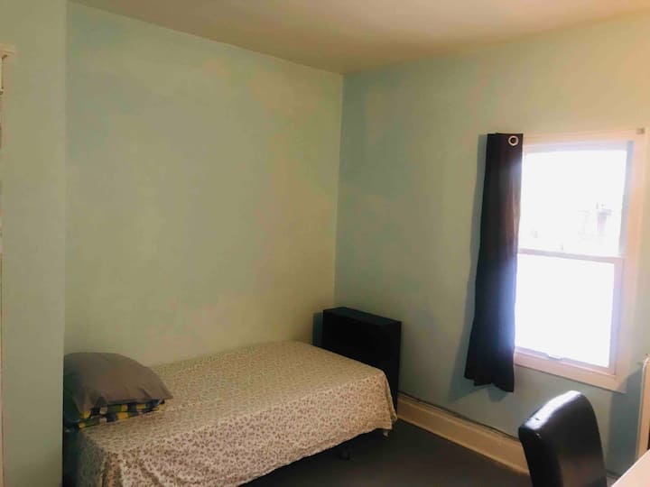 Bedroom For Rent Near Downtown St.catharines - Saint Catharines