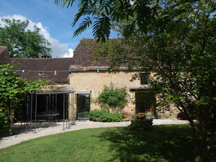 Maison Typique En Pierres Du Périgord. - Francia