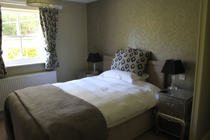 King Size Room 6 In Beautiful Bed And Breakfast - Shrewsbury