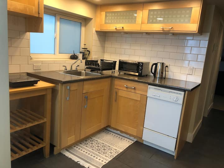 Cozy One Bedroom Garden Suite In Fraserhood - Vancouver