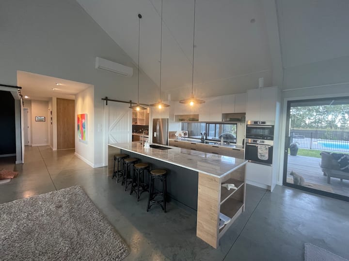 Spacious 4 Bedroom Home With Pool - Cambridge