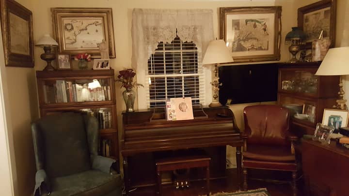 Brick Georgian W Pool, Pet Friendly 1 Mile To All! - Annapolis, MD