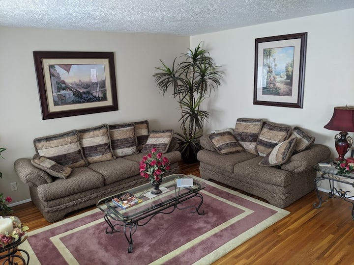 King Suite W/private Bath And Sitting Room - Albuquerque, NM