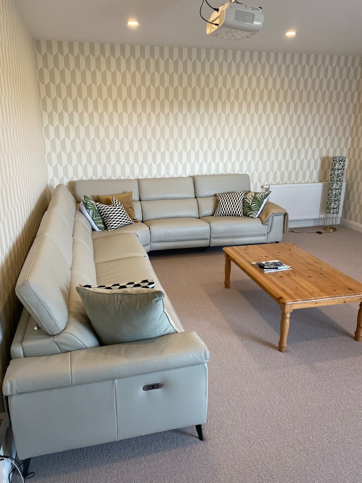 Executive House With Great Hospitality - Winton
