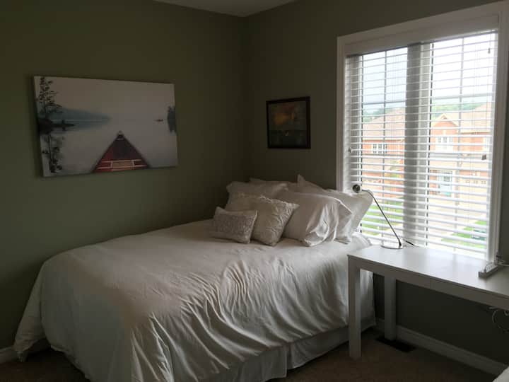 Compact And New...for You!! - Peterborough, ON, Canadà