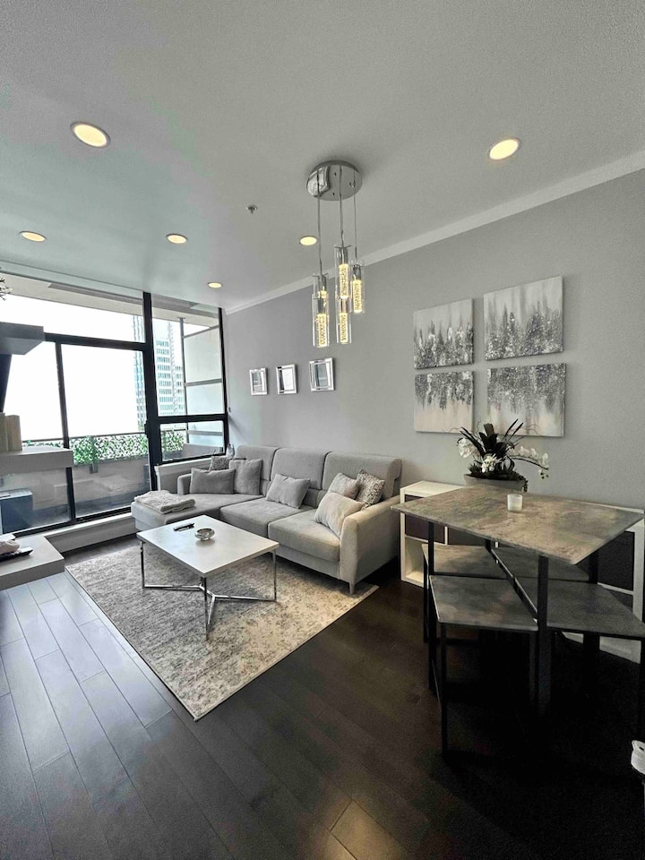 Modern & Cozy Apartment W/ Ac - King Bed + Parking - Vancouver