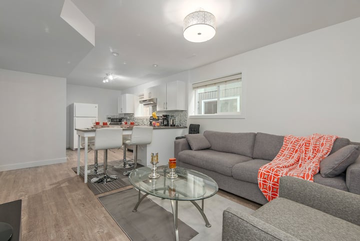 2br  Private Suite, Near Subway, City Centre - Vancouver