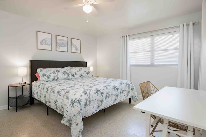King Bed! Fenced Yard! Close 2 Downtown Cape! - Cape Coral, FL