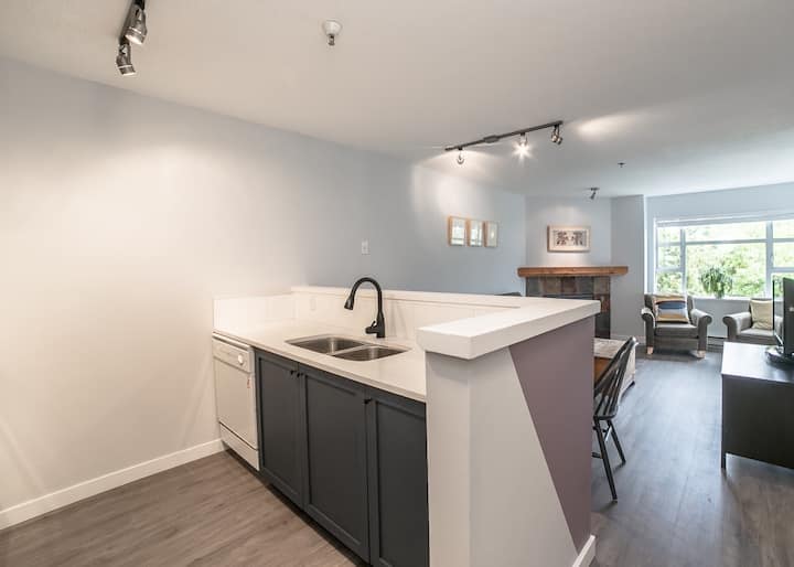 ︎Alpine Suite︎ | 2 Br With Hot Tub, Free Parking & Perfect Location | Marketplace Lodge - ウィスラー