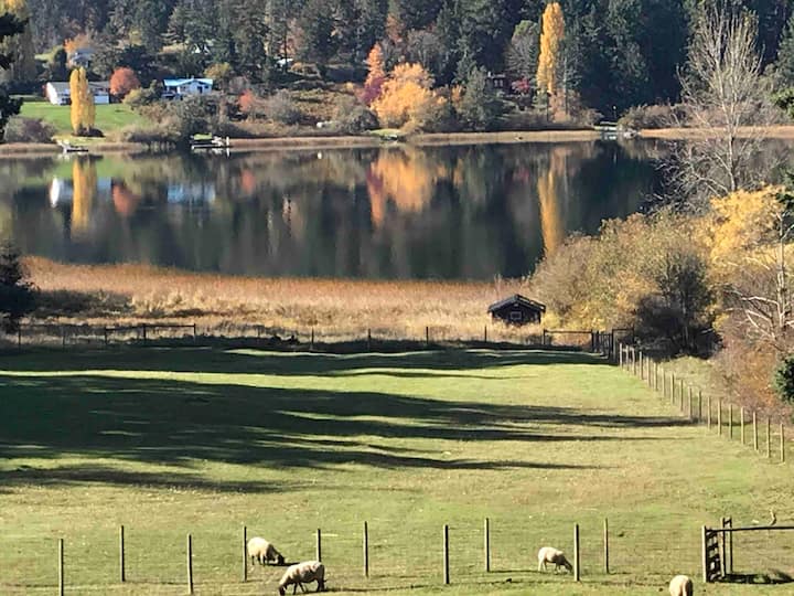 Pastoral 2 Bedrooms On Lake Front Farm - Salt Spring Island