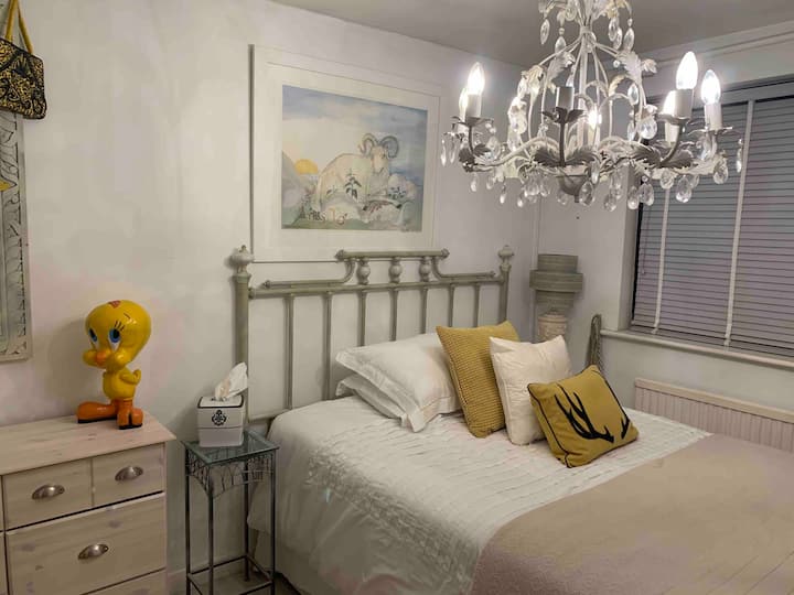 The Yellow Room: Idyllic Village B&b Stay - Aylesbury