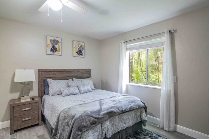 Gator Living!- 2 Queens 2 Bath Close To Uf/ Shands - Gainesville, FL