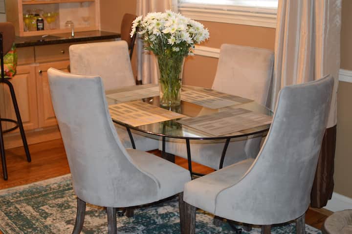 Cozy 3 Bedroom Home With Outdoor Deck - Bethesda, MD