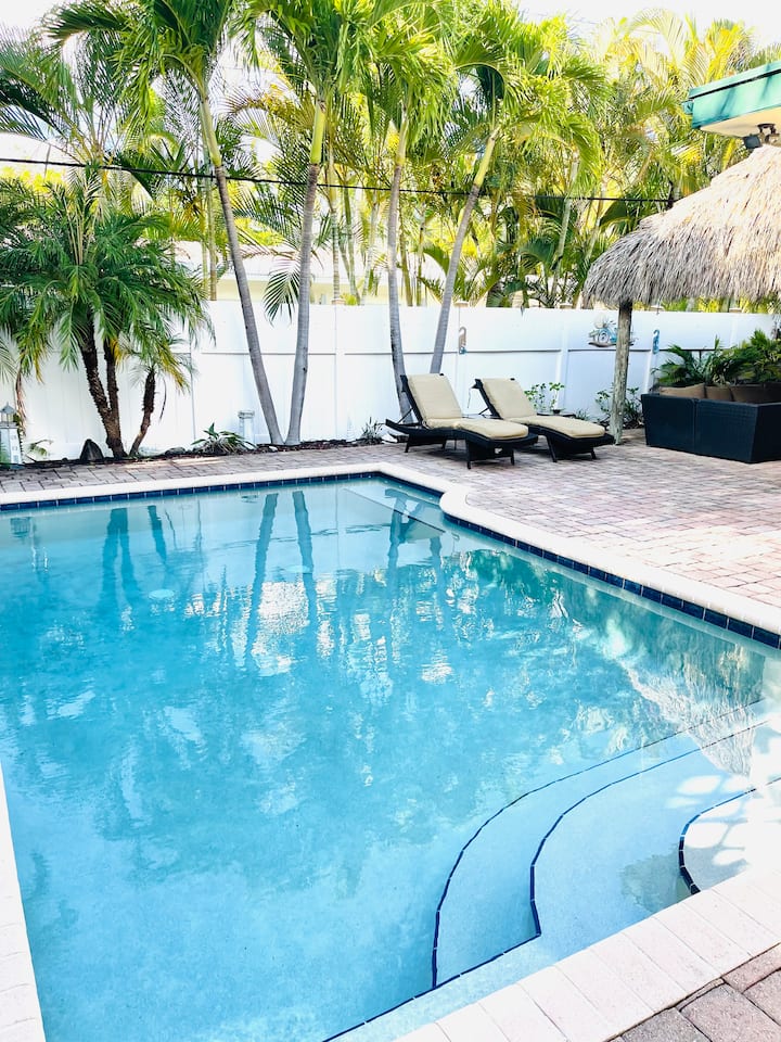 Tiki House, Walk To Beach With Heated Pool. - Pompano Beach, FL