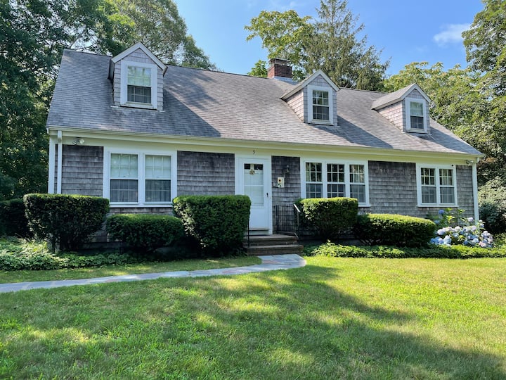 Charming Cape Cod Cottage - Falmouth, MA