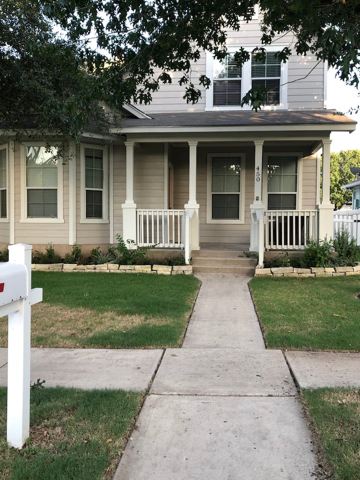 Cozy And Spacious 5 Bedroom Home - Kyle, TX