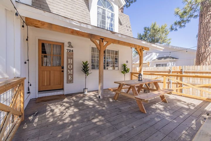 The Cozy Farmhouse - Big Bear, CA