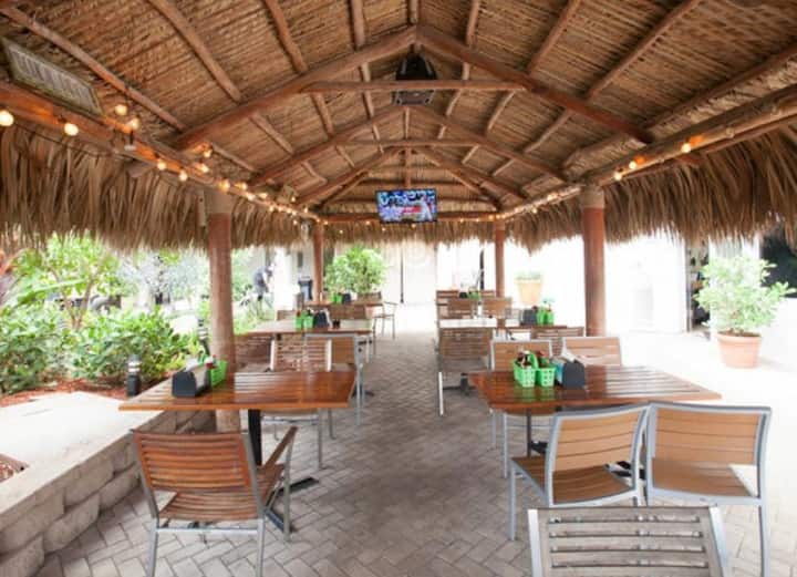 Amazing Condo On The Beach . Ocean Views Tiki-bar - Fort Lauderdale