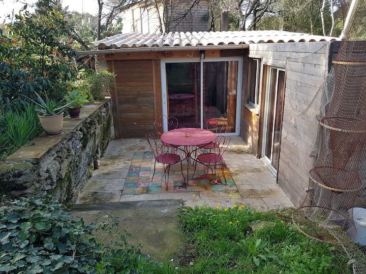 Maisonnette Contre La Roche, Sur Terrain Arboré. - France