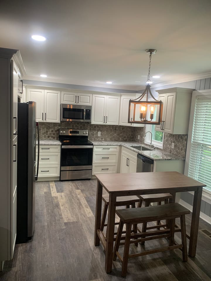 Roll Tide! 4 Bed, 2 Bath Home. Fire Pit - Tuscaloosa, AL