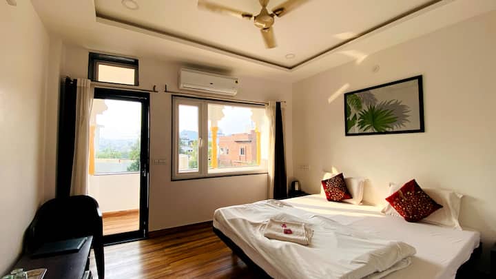 Deluxe Balcony Room With Stunning Lake View Bistro - Udaipur