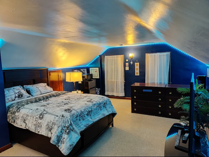 Comfy Attic Bedroom In Phillipsburg - Easton, PA