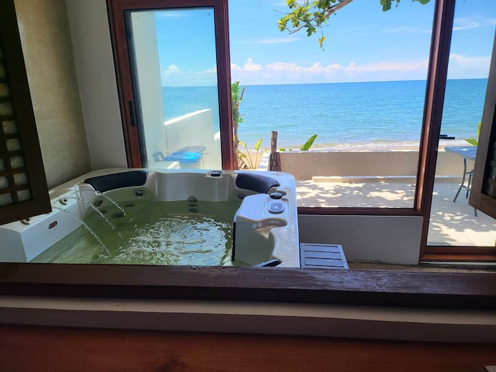 New Beachfront Royal 1 - Optional Jacuzzi - Laiya