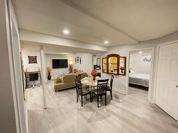 Cozy & Comfortable 2-bedroom Unit With Parking - Mississauga